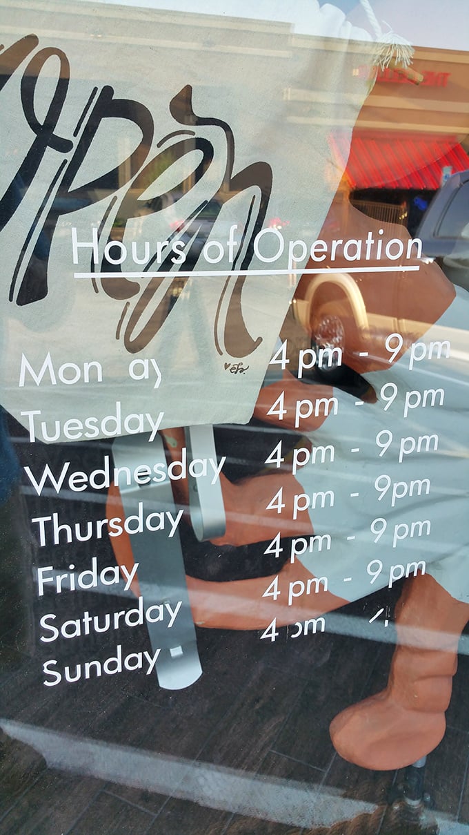 These hours of operation might as well read: "Times when seafood magic happens." Plan accordingly&mdash;your taste buds will thank you.
