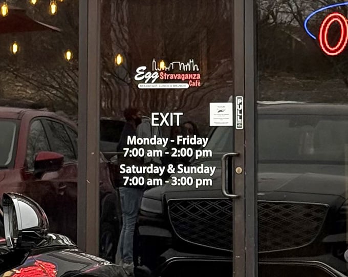 Early birds get the worm—or in this case, the French toast. Those weekend hours tell you everything about their popularity.