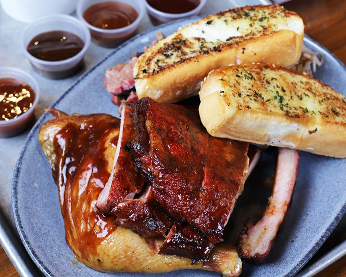 The City Sampler plate doesn't make you choose between barbecue favorites&mdash;it's the diplomatic solution to mealtime debates.