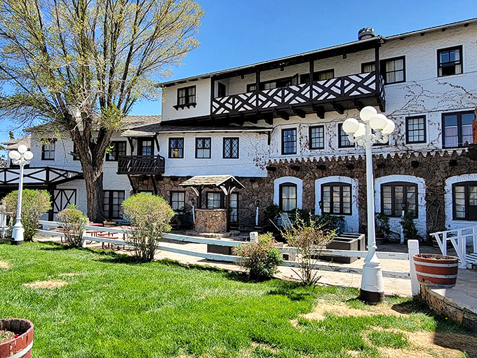 The Historic El Rancho Hotel looks like it's still waiting for John Wayne to stride through those Tudor-style doors.