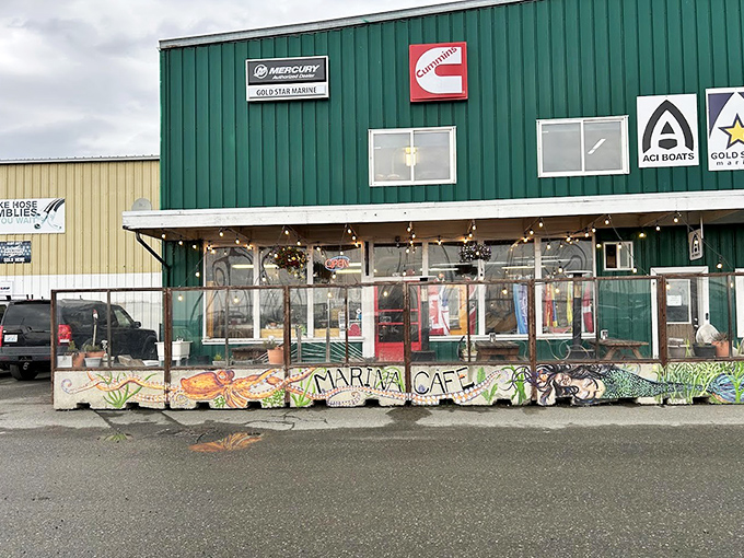 The Marina Caf&eacute;'s colorful mosaic facade promises seafood with a side of local character&mdash;boat-to-table dining at its most authentic.