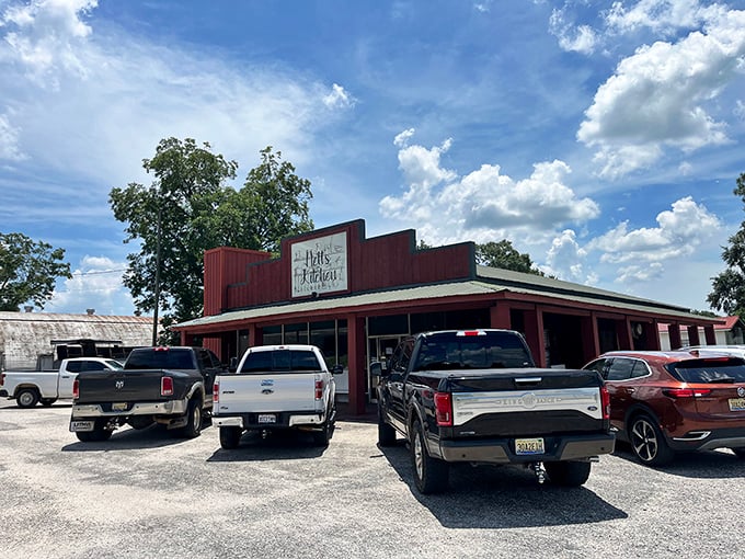 The packed parking lot at Nett's Kitchen tells you everything you need to know&mdash;locals vote with their appetites, and they've elected a winner.