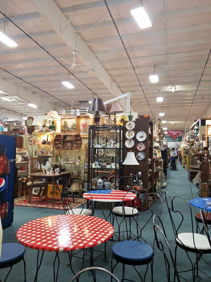 Americana served family-style with these retro diner sets. The checkered tablecloth practically guarantees your meatloaf will taste better here.