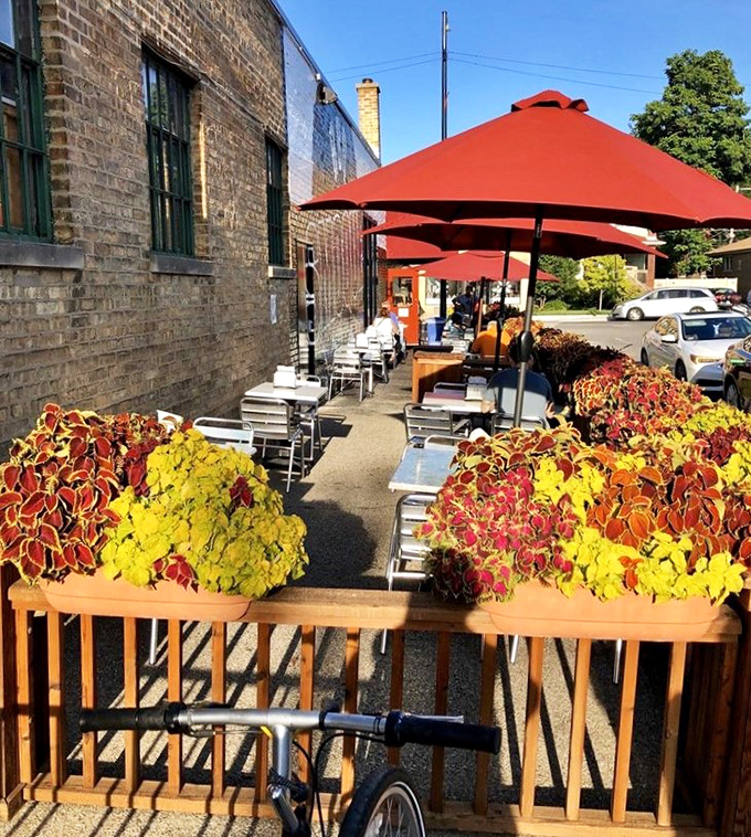 Outdoor dining at Smoque – where the colorful flowers compete with the even more colorful conversation about whether to order seconds.