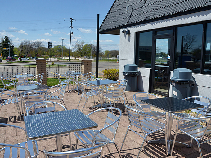 Wisconsin's weather doesn't stop true barbecue devotees&mdash;outdoor seating for those perfect days when only al fresco feasting will do.
