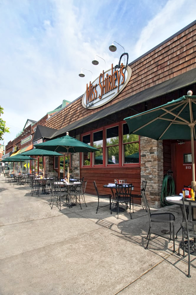 When Maryland weather cooperates, these outdoor tables become prime real estate for serious brunch enthusiasts.