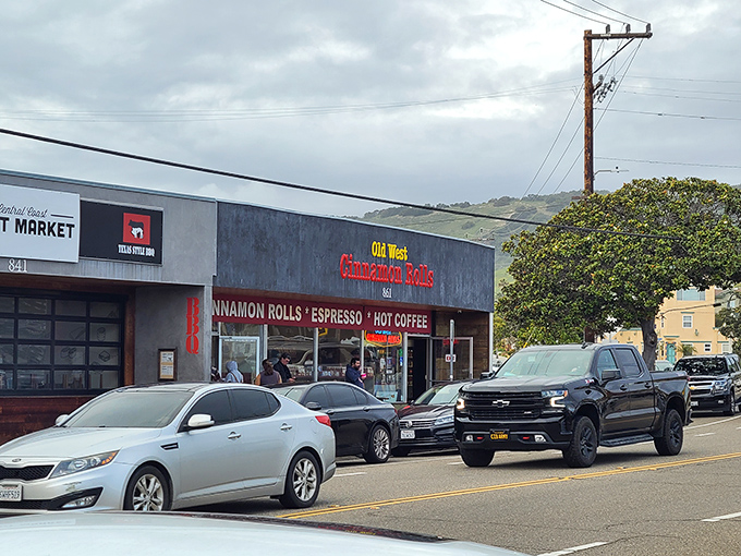 From this angle, you can almost smell the cinnamon wafting through the coastal air. The busy parking lot is the tell-tale sign of something worth stopping for.