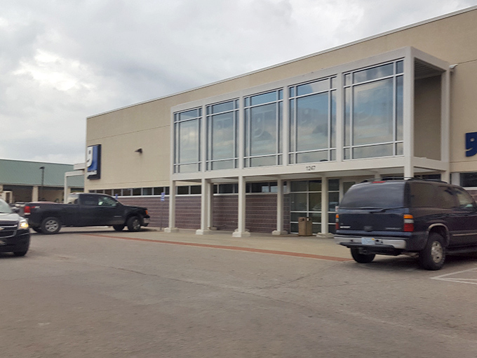 Plenty of parking means you won't be circling like a vulture just to score your next amazing find.