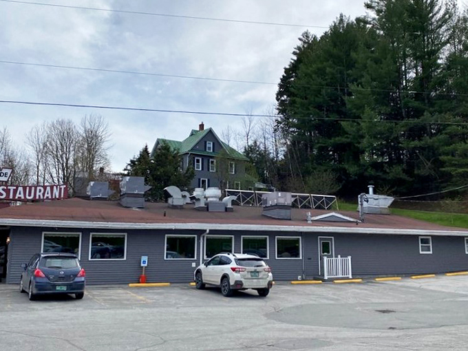 Humble on the outside, magical on the inside—like all truly great diners. No pretension, just the promise of honest food and warm welcome.