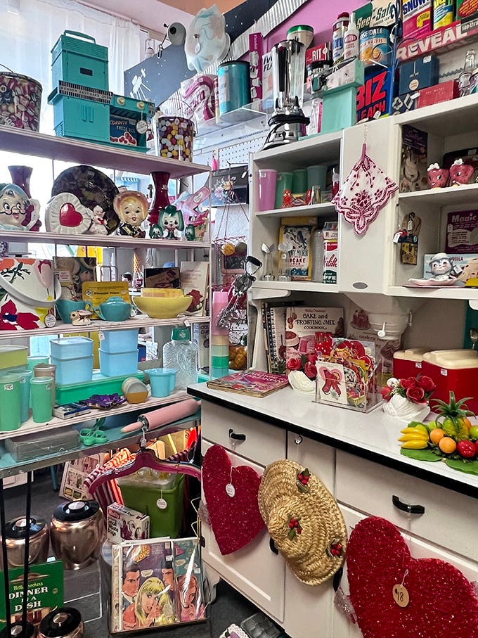 Pastel paradise! This retro kitchen display proves everything old becomes new again&mdash;except maybe those heart-shaped pot holders.