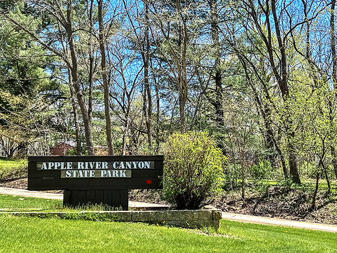 The sign that marks the boundary between ordinary Illinois and the geological wonderland waiting beyond &ndash; your adventure starts here.