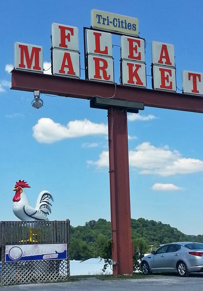 The iconic sign that beckons bargain seekers from miles around. Even the rooster knows where the good deals are!