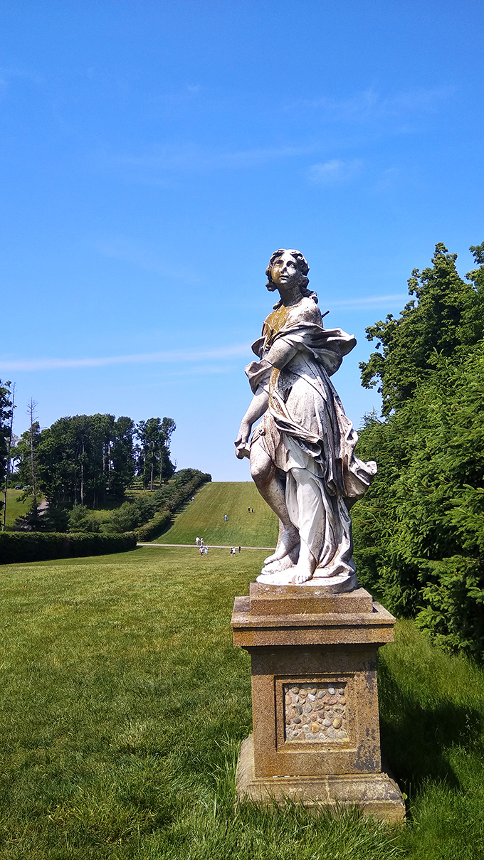 This statue gazes over the Grand All&eacute;e with the confidence of someone who never has to worry about lawn maintenance.
