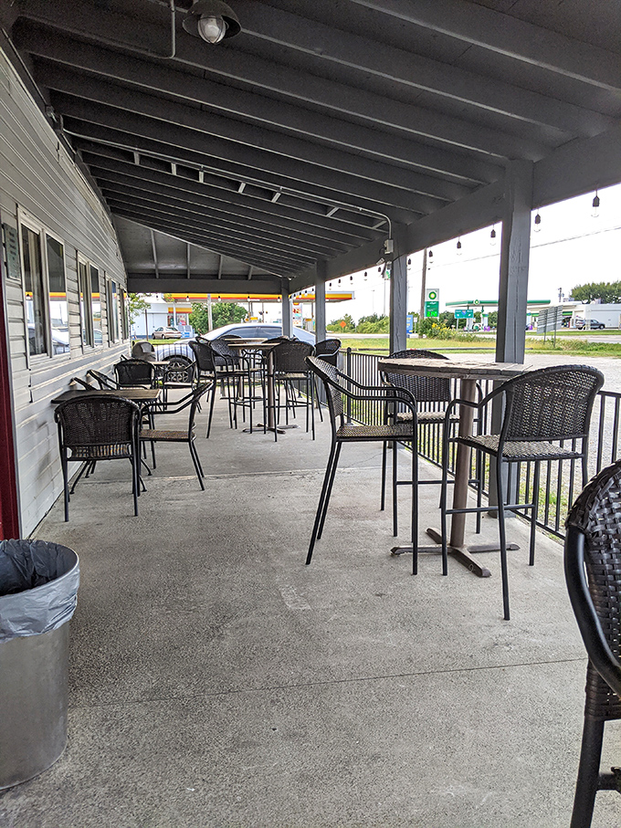 Outdoor seating for those who prefer their loaded fries with a side of fresh air and people-watching. Ohio al fresco dining at its finest.