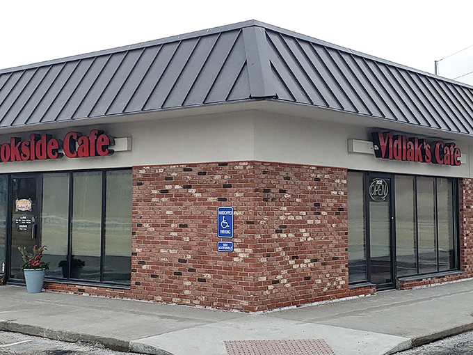 Corner real estate that doesn't need flashy gimmicks. Vidlak's brick-and-mortar confidence says, "We let our food do the talking."