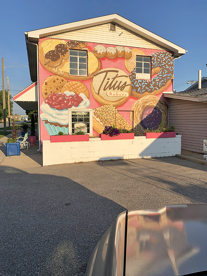 The mural that launched a thousand detours. Drivers on I-65 have been known to make spontaneous exits when this comes into view.