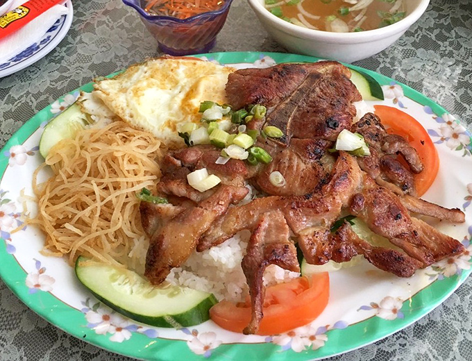 The grilled pork chop plate is a masterclass in balance—savory meat, fluffy rice, crisp vegetables, and a fried egg that ties everything together like a culinary conductor.