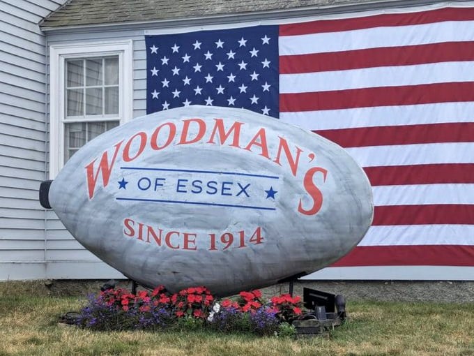 That iconic clam-shaped sign says it all. Like a lighthouse guiding hungry travelers to safe harbor since 1914.