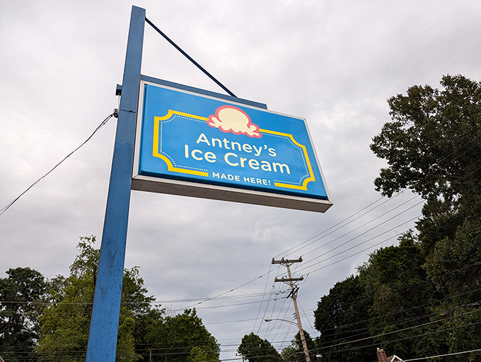 The sign that launched a thousand road trips and ten thousand happy taste buds.