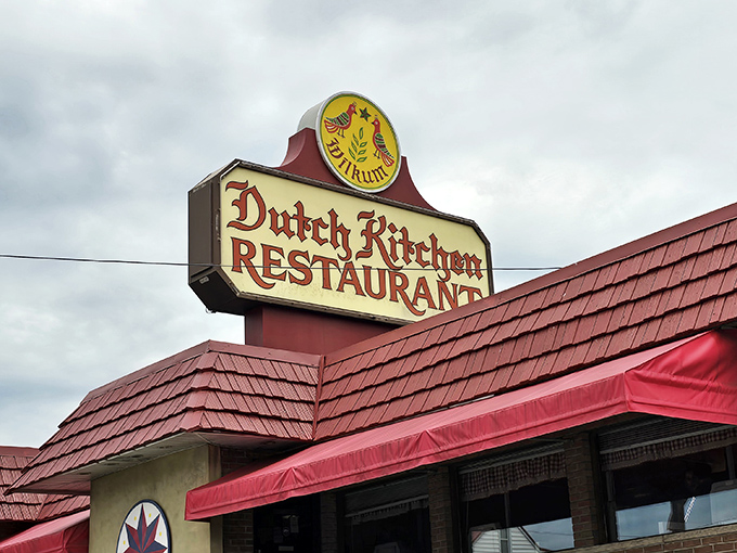 That sign has guided generations of hungry travelers to comfort food paradise. Like a culinary North Star with better parking. 