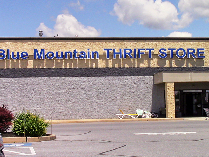 Perfect day for some secondhand shopping and scoring big savings! Love the bright, welcoming look of this huge store.