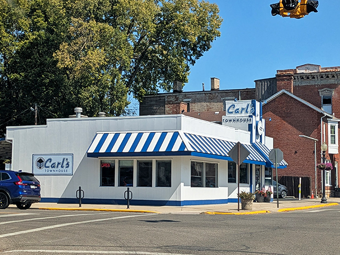 The corner location makes Carl's Townhouse impossible to miss, like a blue and white lighthouse guiding hungry sailors to shore. 