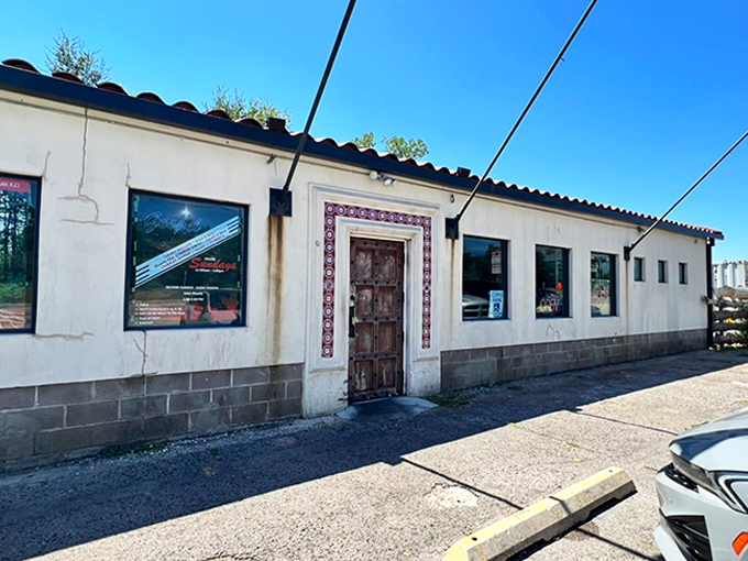 The unassuming exterior of Bedlam BAR-B-Q hides a smoky paradise within. Like finding a treasure map disguised as a gas station receipt!