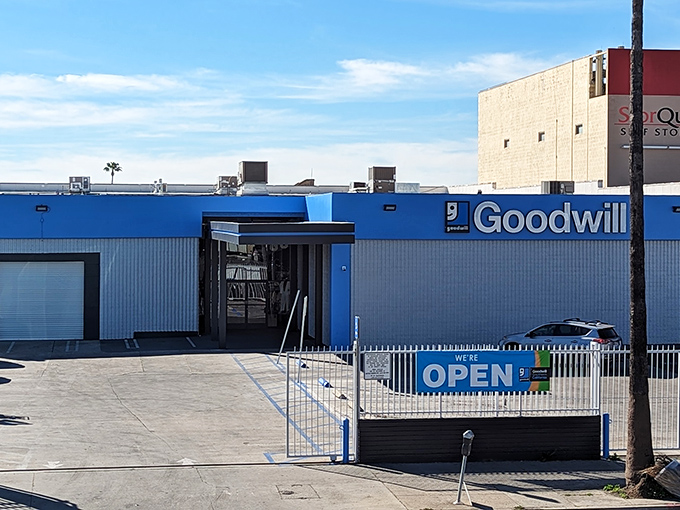 That familiar blue facade promises treasure hunting adventures that could last all day long. 