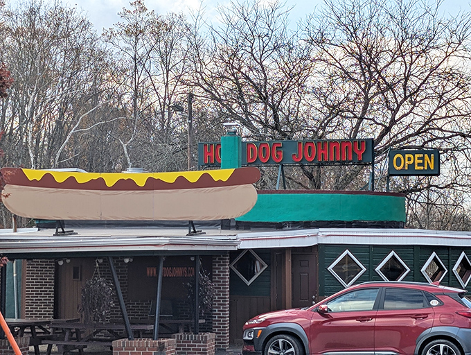 A giant hot dog on the roof that practically screams "pull over now!" This roadside classic has been stopping traffic for generations.