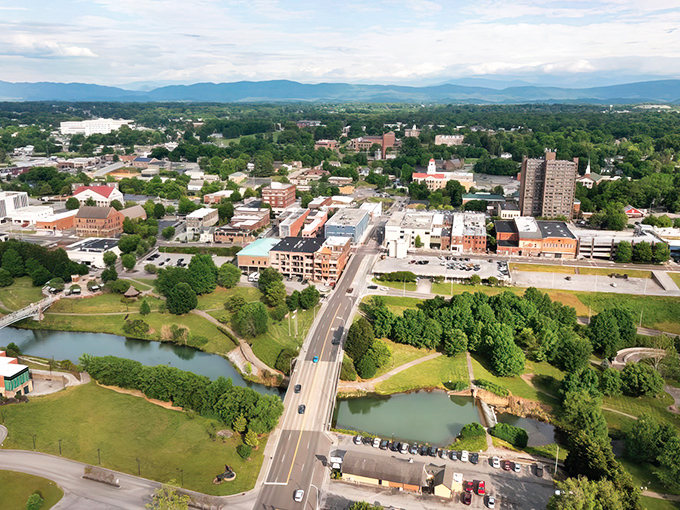 Small-town charm meets big-sky views in this Tennessee gem where community spirit thrives.