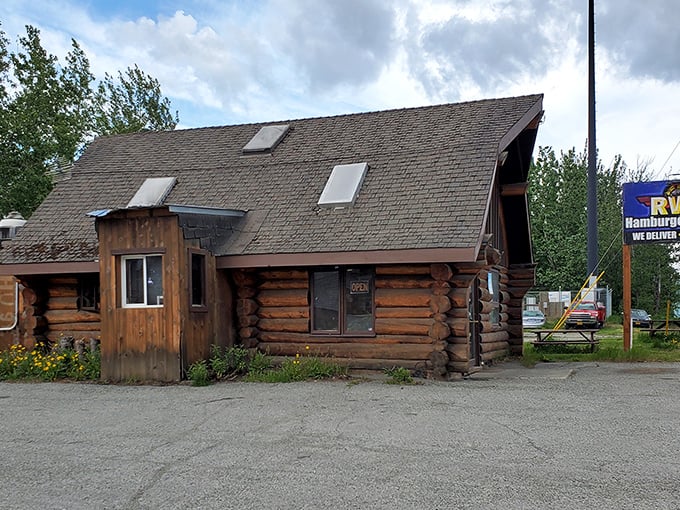 This rustic log cabin might not look fancy, but inside they're flipping burgers that would make Paul Bunyan weep with joy.