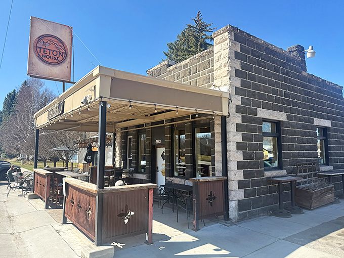 Sometimes the best steakhouses hide behind the most unassuming facades - like finding treasure in plain sight.