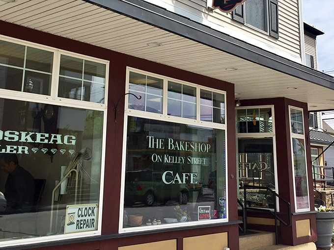 Classic New England charm meets fresh-baked perfection in this cozy Manchester storefront that beckons donut lovers. 