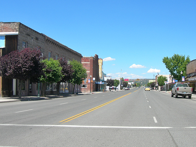 Alturas' tree-lined streets offer a glimpse of affordable California living. Where neighbors still wave and housing prices won't make you faint.
