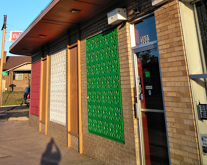 The colorful decorative panels give Carl's that retro charm – like stepping into a pizza time machine from the good old days.