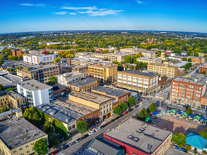 Grand Forks’ calm downtown stretches wide and open, blending historic storefronts with a relaxed small-city feel.