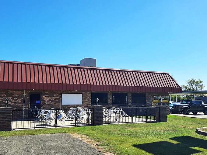 Holly's Country Cookin Red metal roof, stone foundation, and a promise of country cooking that'll make your taste buds stand at attention.