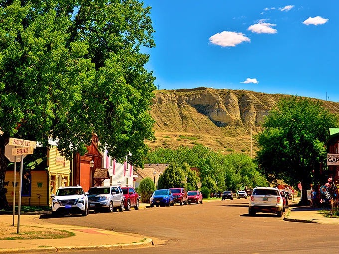 Those dramatic badlands formations behind town prove Mother Nature has quite the flair for theatrical backdrops.