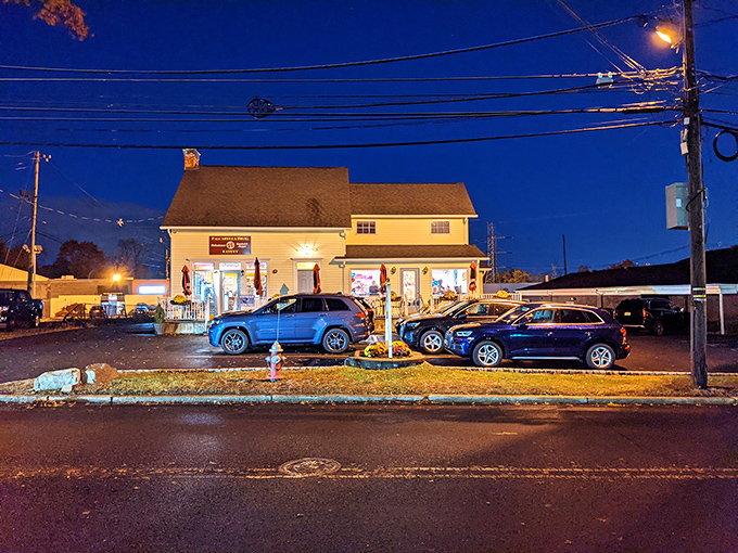 Nighttime transforms this unassuming deli into a beacon of hope for the sandwich-deprived. The glow says "come in!"
