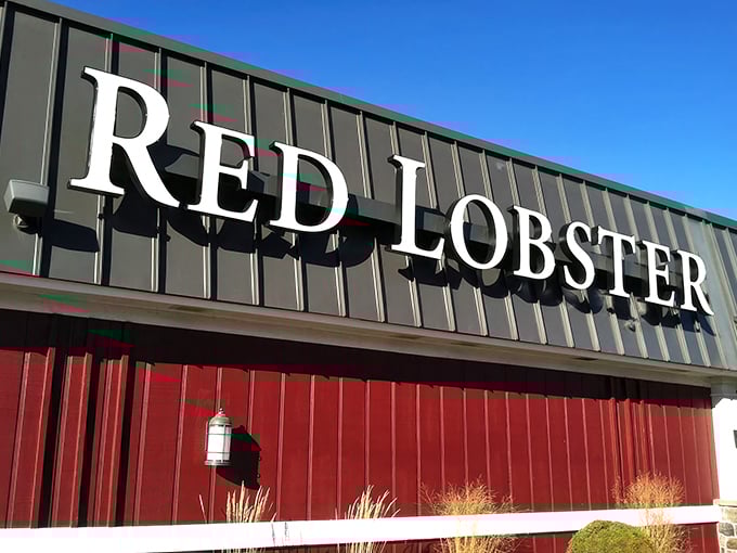 With its unmistakable Red Lobster sign, this spot beckons seafood fans the way a lighthouse calls ships home.