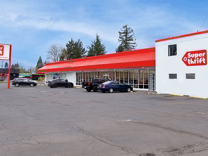 Wide parking lots mean easy access to treasure hunting without the downtown hassle. 