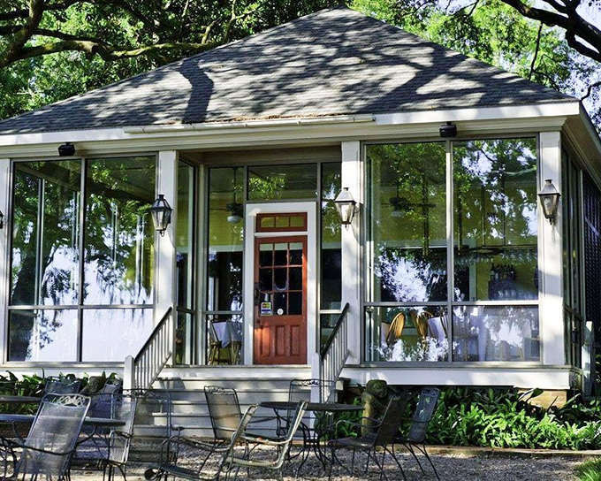 Caf&eacute; Jefferson's glass walls bring nature to your table. Like dining in a terrarium, but with better food and fewer science experiments.