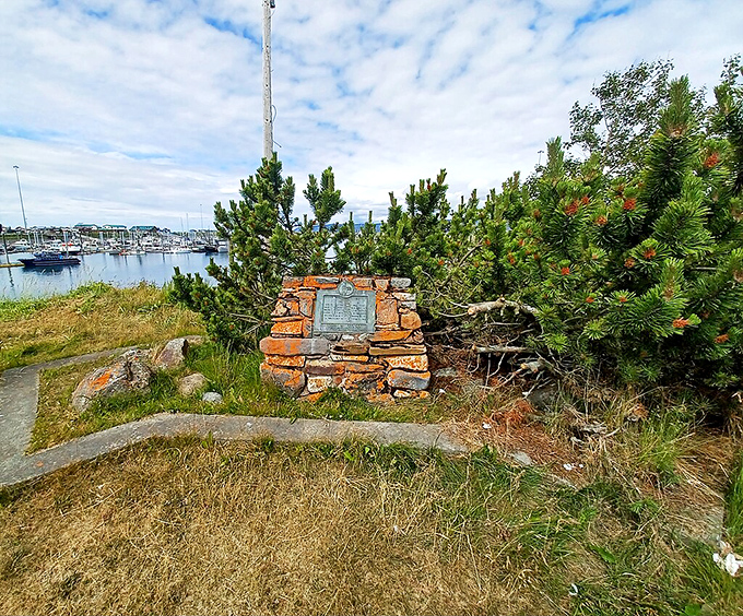 History meets harbor views at this stone marker, where you can almost hear the whispers of fishermen from decades past.