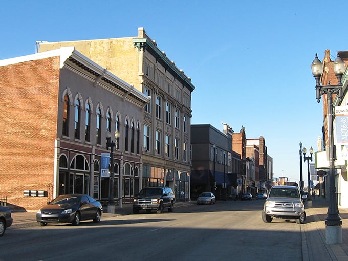 Strolling through downtown's architectural time capsule is like flipping through America's family album. Each fa&ccedil;ade holds a chapter of Midwest history.