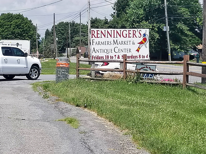 The welcoming sign that promises adventure for bargain hunters. Fridays and Saturdays are when the treasure hunting begins!