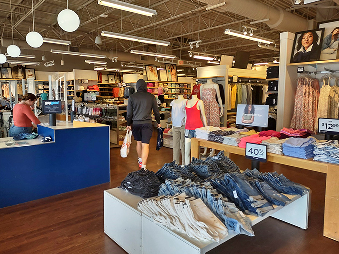Denim paradise awaits! Gap's meticulous organization transforms shopping from chaotic expedition to strategic mission, with 40% off signs serving as beacons of hope.