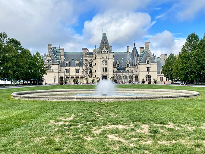 The front fa&ccedil;ade welcomes visitors with limestone grandeur and a fountain that whispers, "Yes, this is actually in America, not the Loire Valley." 