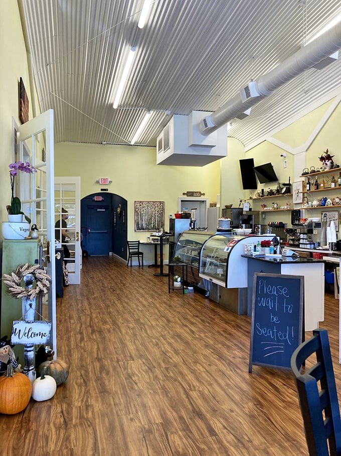 Step inside to warm yellow walls, corrugated metal ceilings, and a sign politely asking you to wait. Patience will be deliciously rewarded.