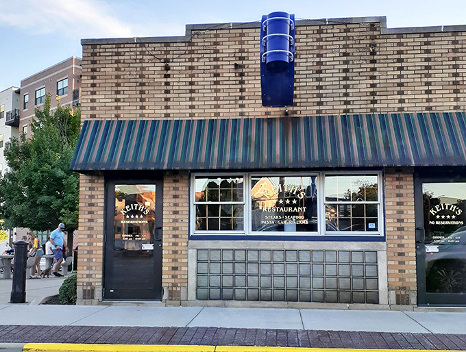 Keith's Bar & Grill beckons with that perfect neighborhood vibe&mdash;where everybody might not know your name yet, but they'll remember your drink.