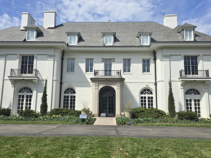 The mansion's elegant fa&ccedil;ade practically whispers "Gatsby called, he wants his house back." Classic French-inspired architecture that never goes out of style.